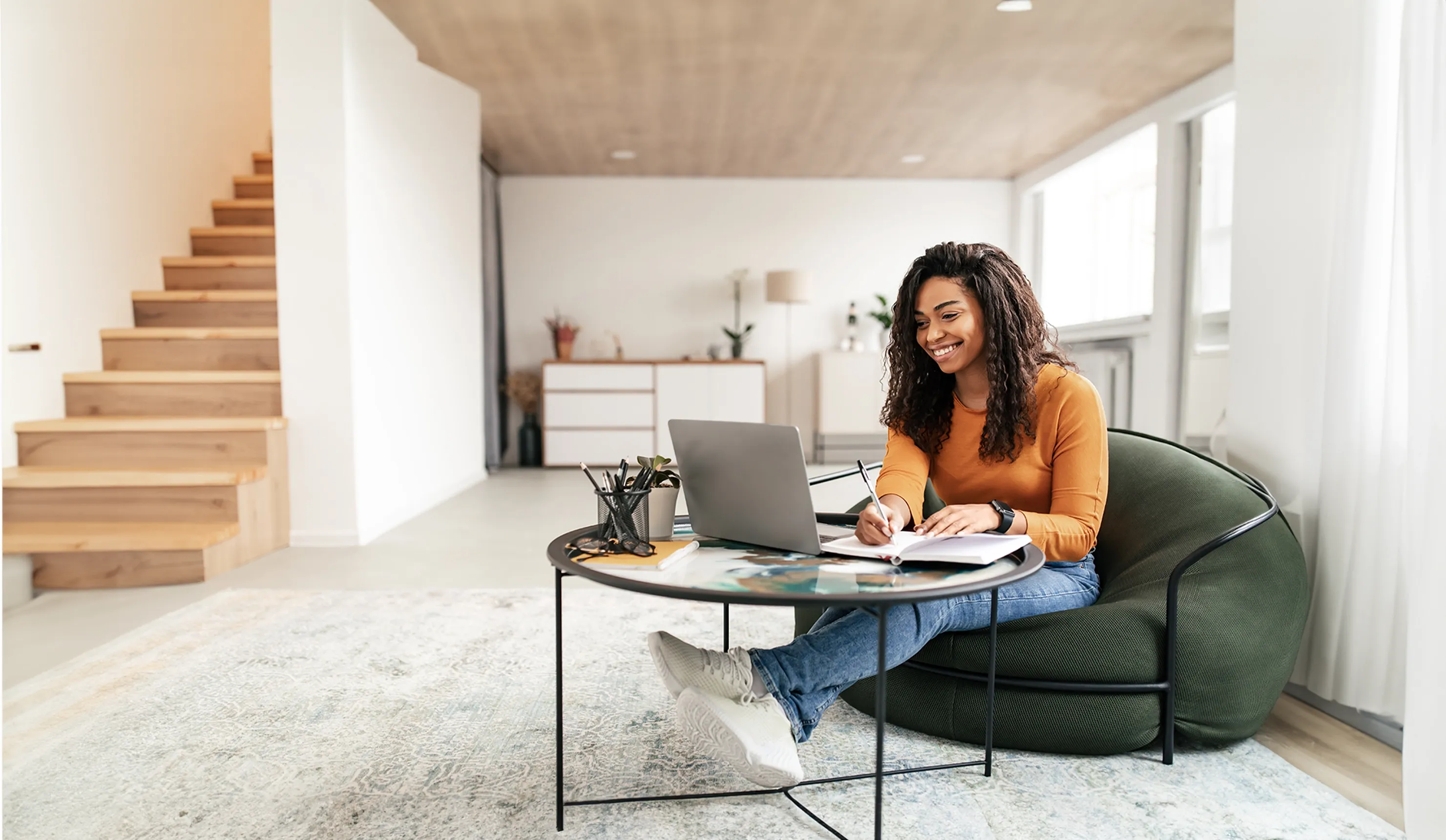 Vrouw zit thuis aan computer